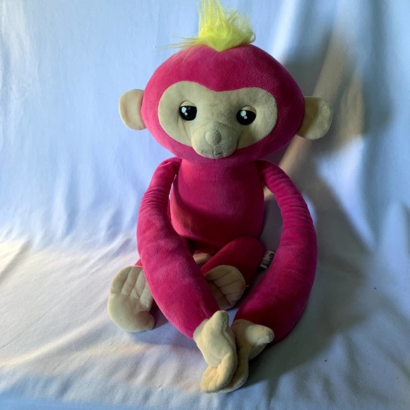 Wee Wee Group UNITED | Toys | Rare Fingerlings Hugs Bella Pink ...